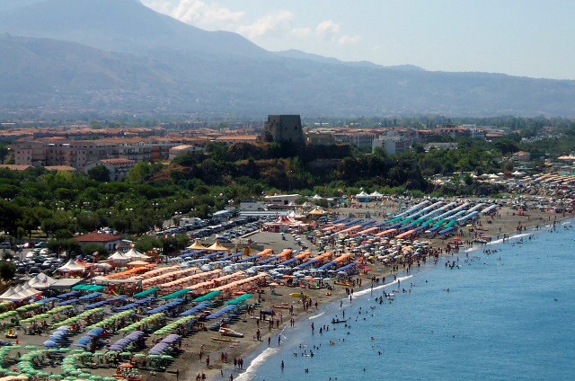 Spiaggia_di_Scalea_umbrellas2 - The Slow Road Luxury Travel Blog